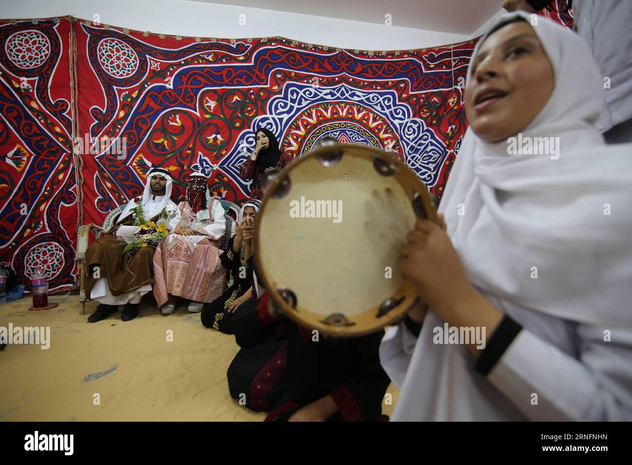 (160818) -- GAZA, Aug. 17, 2016 -- Palestinians wearing traditional ...