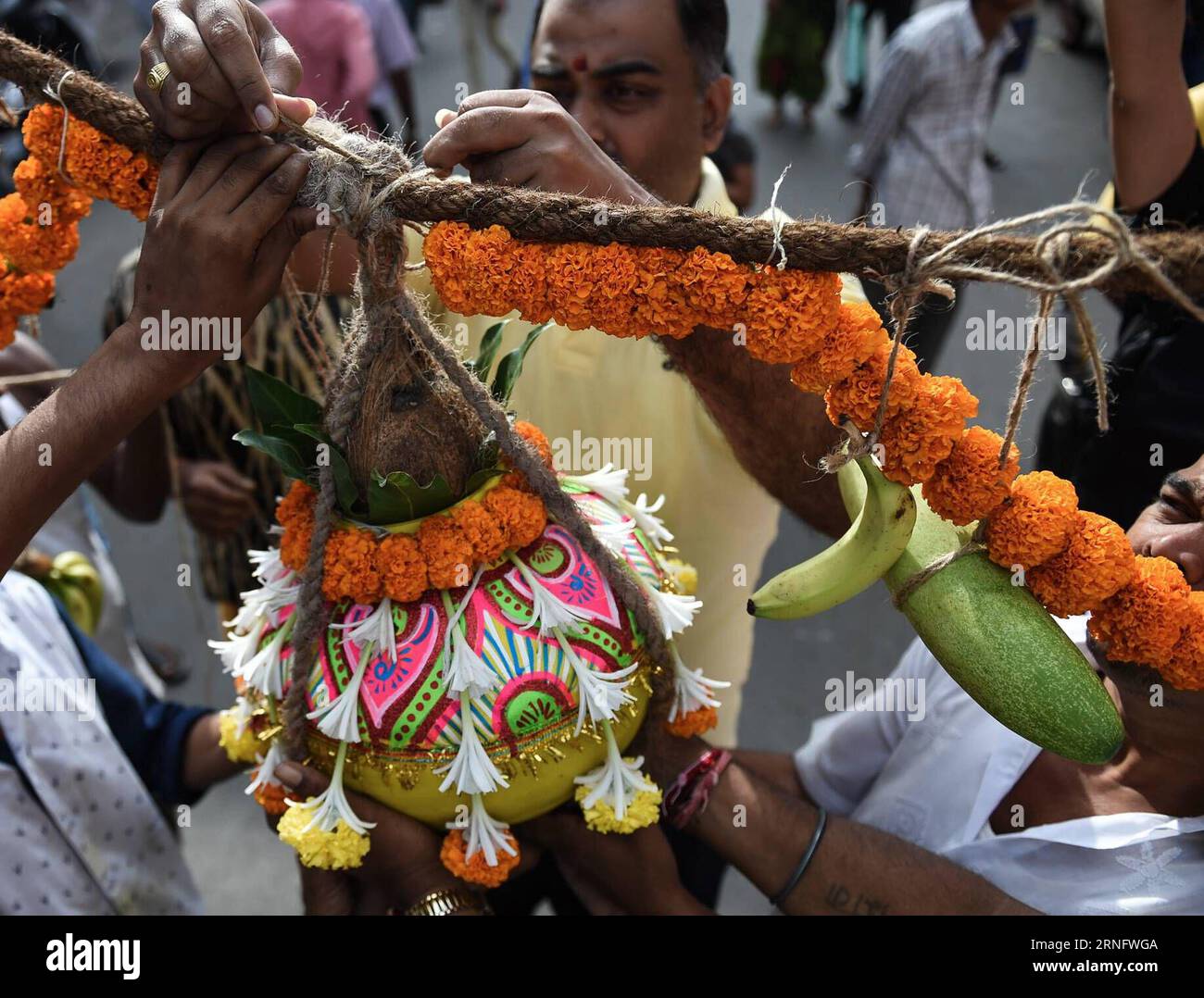 (160825) -- MUMBAI, Aug. 25, 2016 -- Residents of Dadar neighborhood ...