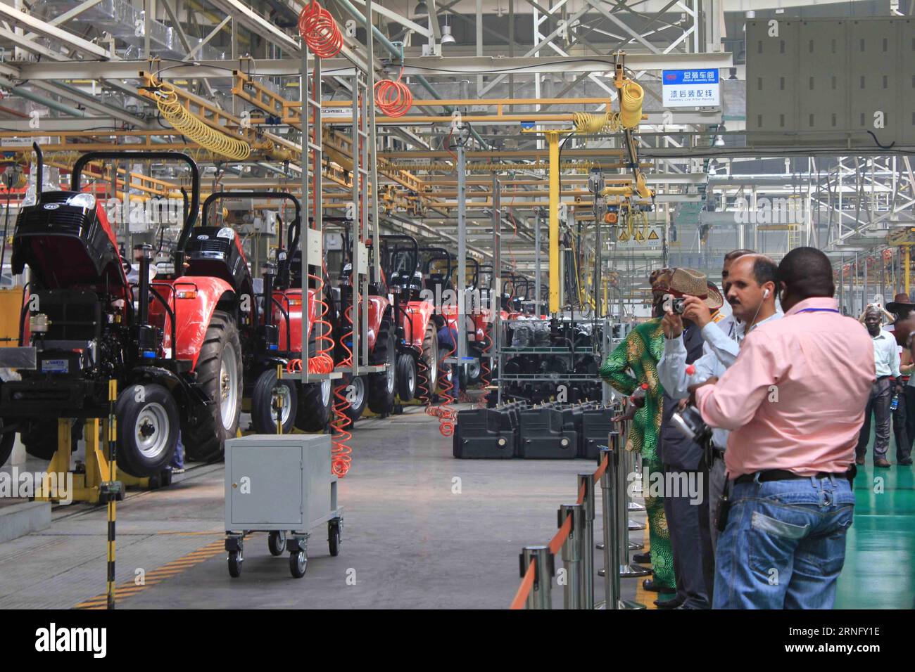 Foreign customers visit production line of Dongfanghong tractors in ...