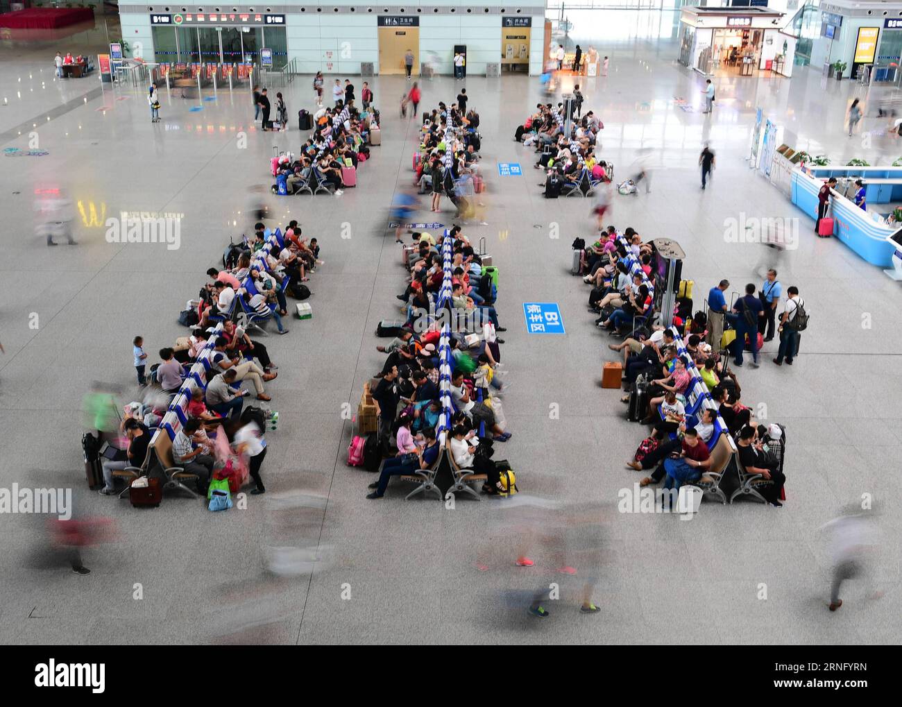 (160829) -- XI AN, Aug. 29, 2016 -- Passengers stay in the waiting room ...