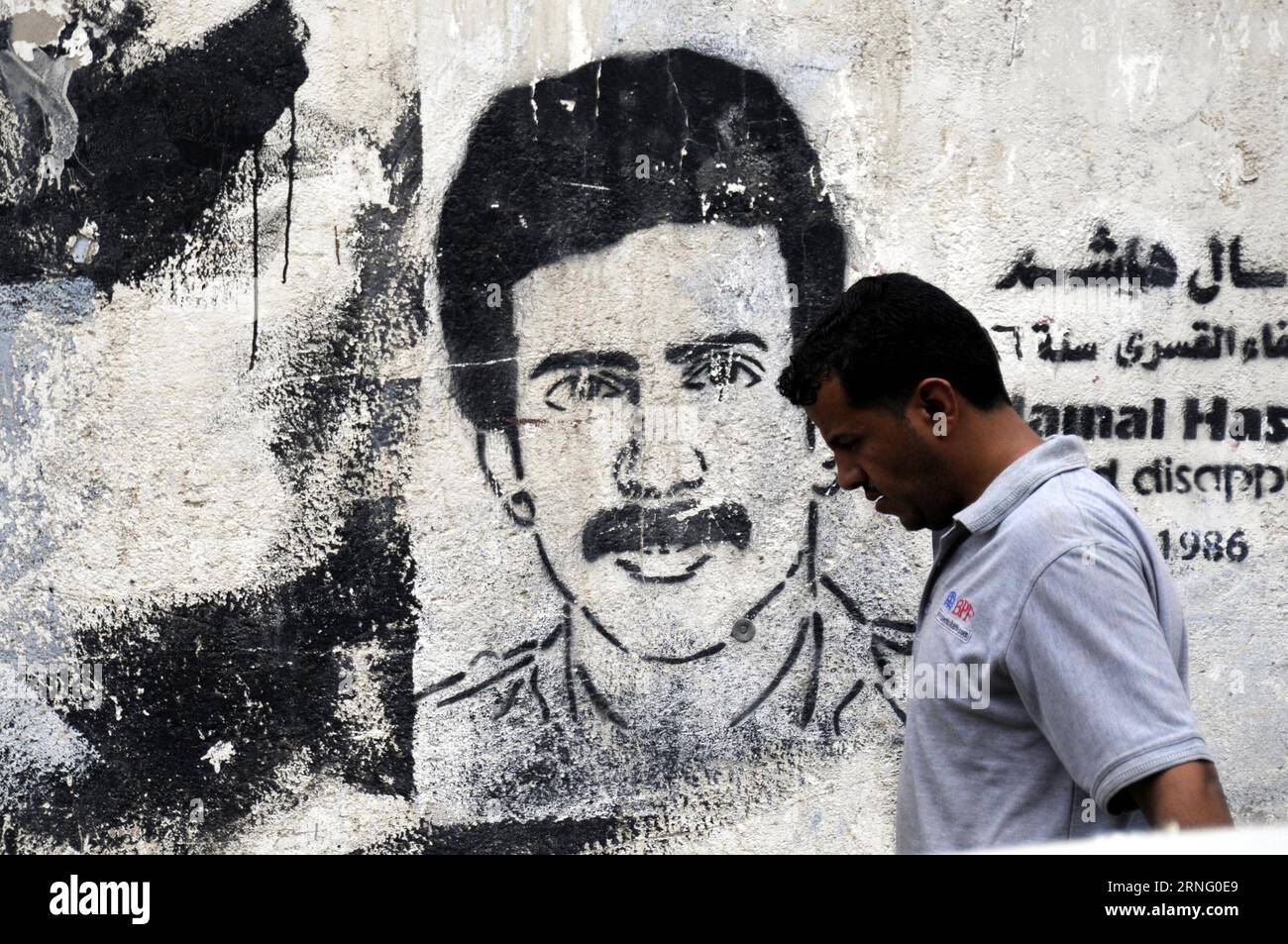 (160830) -- SANAA, Aug. 30, 2016 -- A Yemeni man passes by a drawing of ...