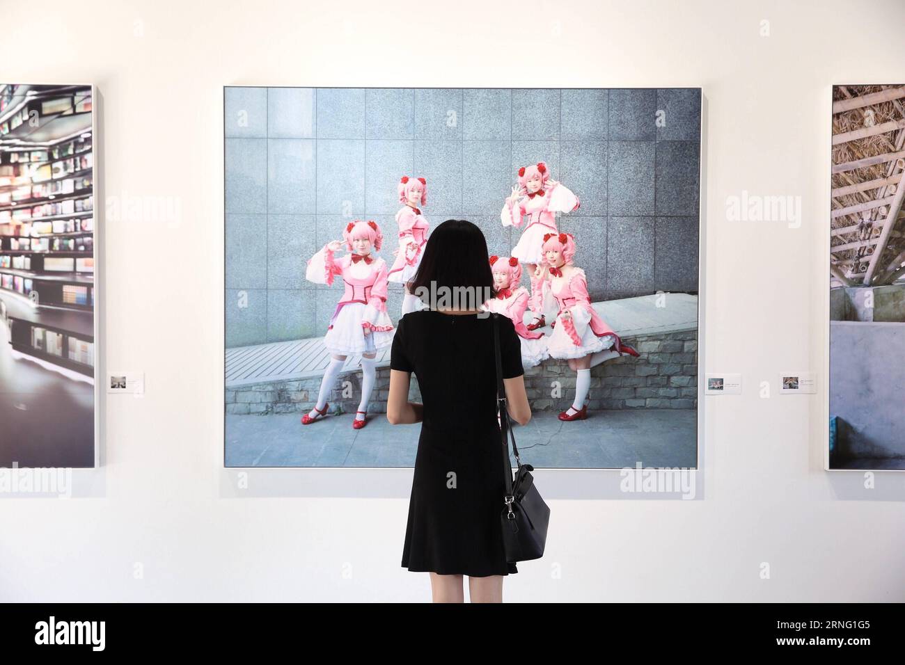(160901) -- HANGZHOU, Sept. 1, 2016 -- A visitor looks at a photo at ...