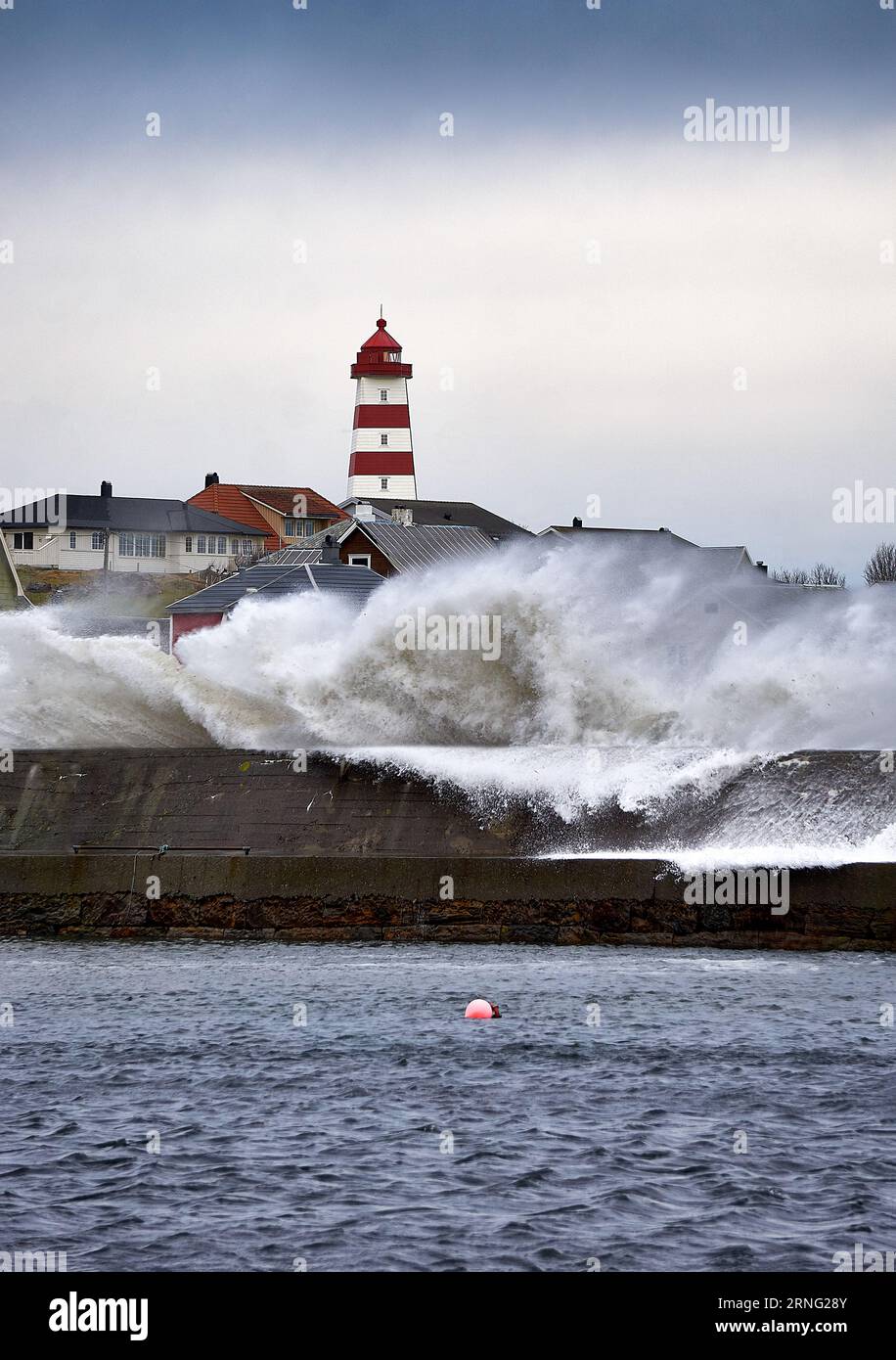 Winter storms and clashing waves on Alnes, Godøy, Ålesund, Norway Stock ...