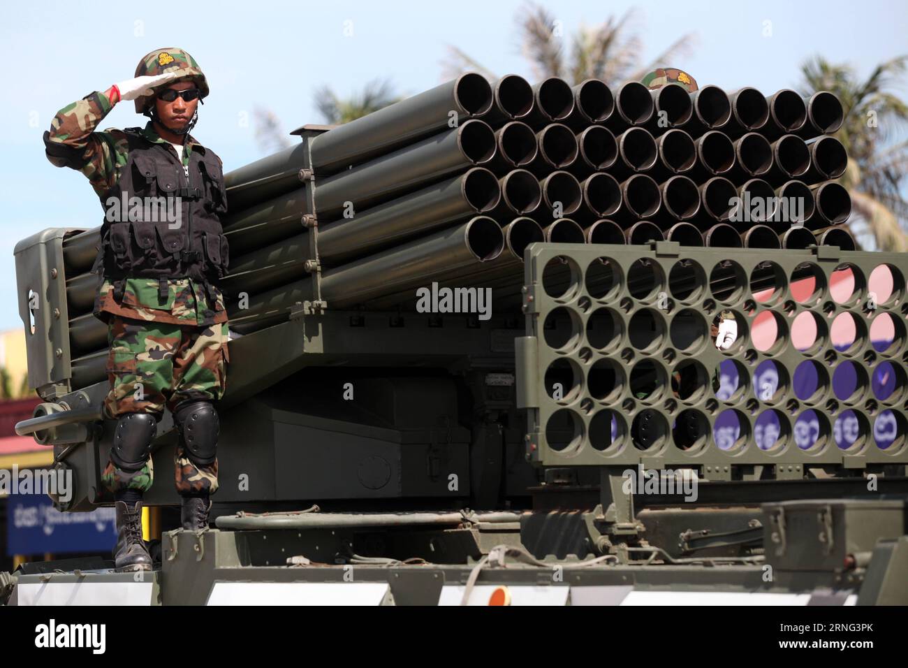 (160904) -- KANDAL, Sept. 4, 2016 -- A bodyguard of Cambodian Prime ...