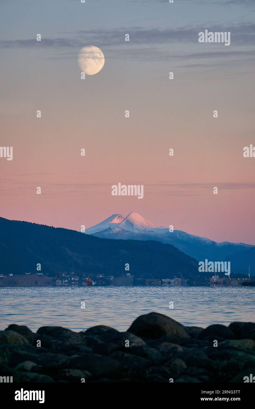 Moon rising over road hi-res stock photography and images - Alamy