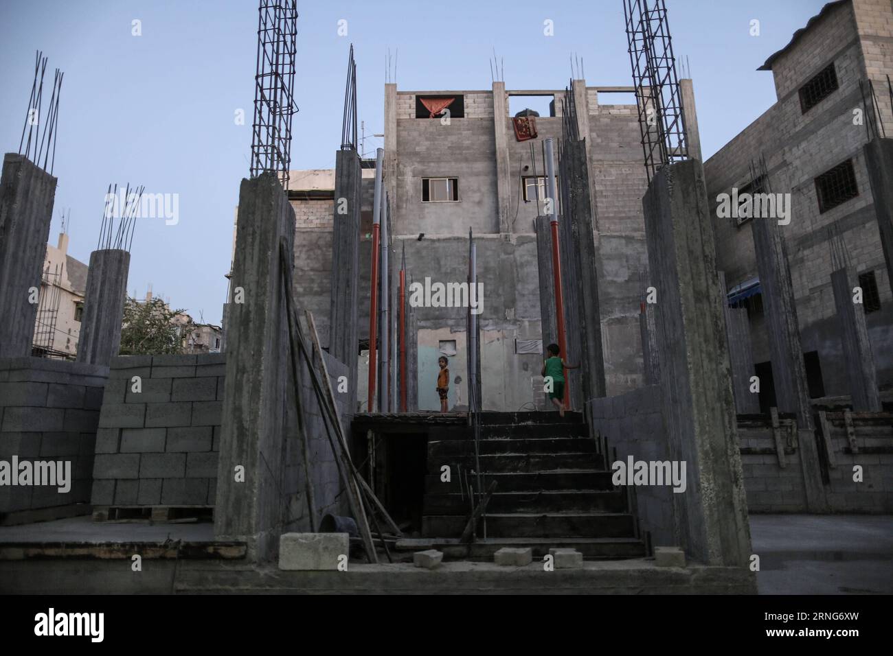 Children playing dead hi-res stock photography and images - Alamy