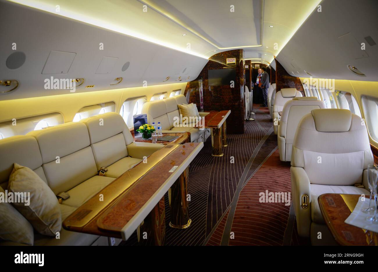 Sukhoi superjet 100 95b hi-res stock photography and images - Alamy