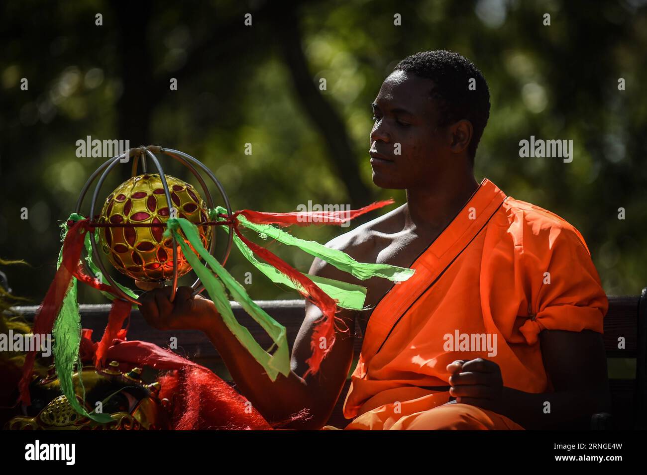 (160923) -- DALIAN, Sept. 23, 2016 -- An African trainee practises lion ...