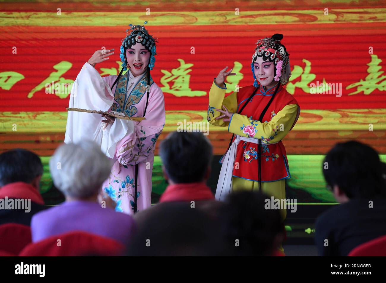 (160928) -- BEIJING, Sept. 28, 2016 -- Folk artists perform Kun Opera ...
