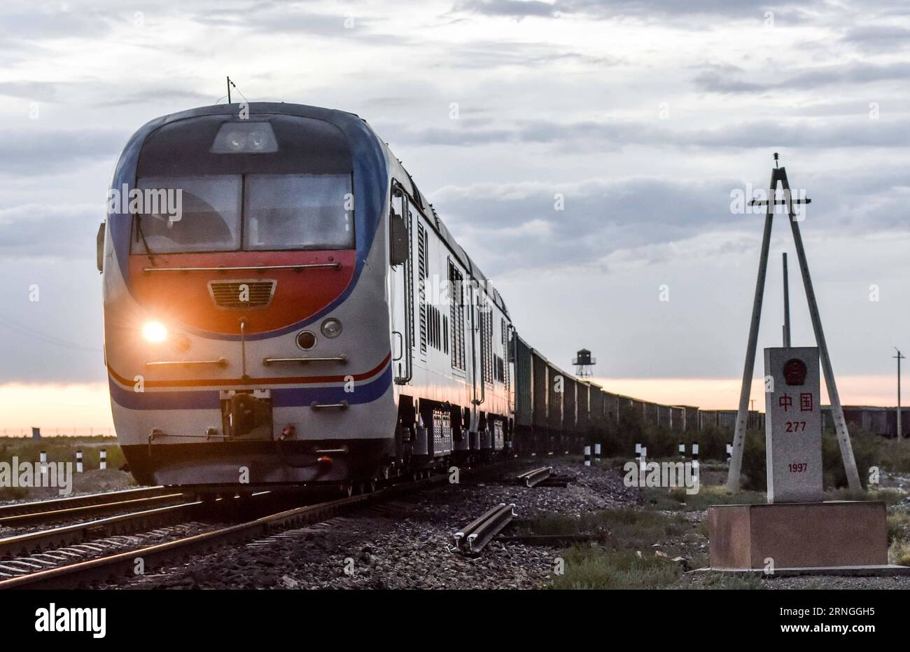 (160928) -- URUMQI, Sept. 28, 2016 -- A train coming from Kazakhstan ...