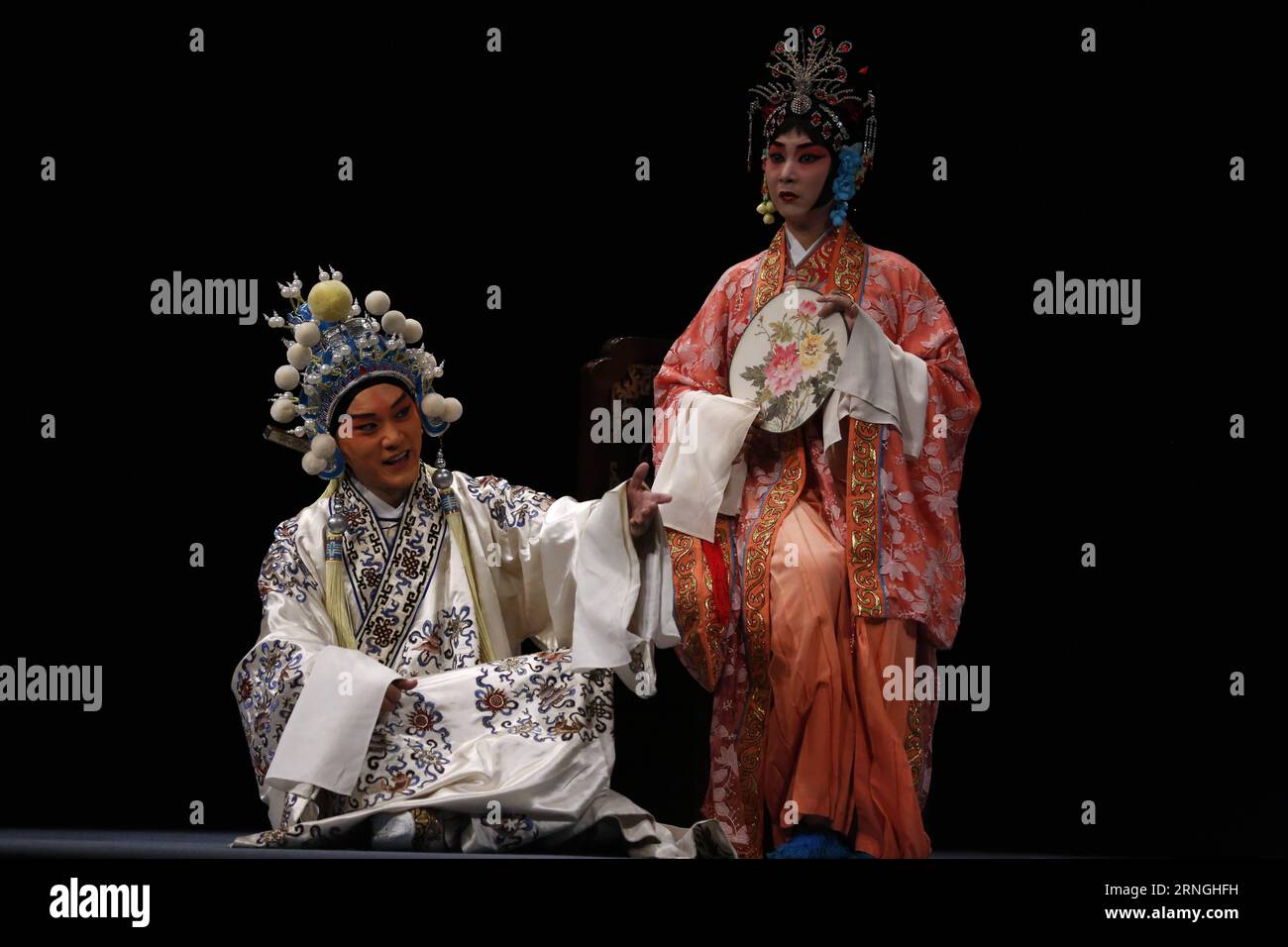 (160930) -- CHICAGO, Sept. 30, 2016 -- Actors from Shanghai Peking ...