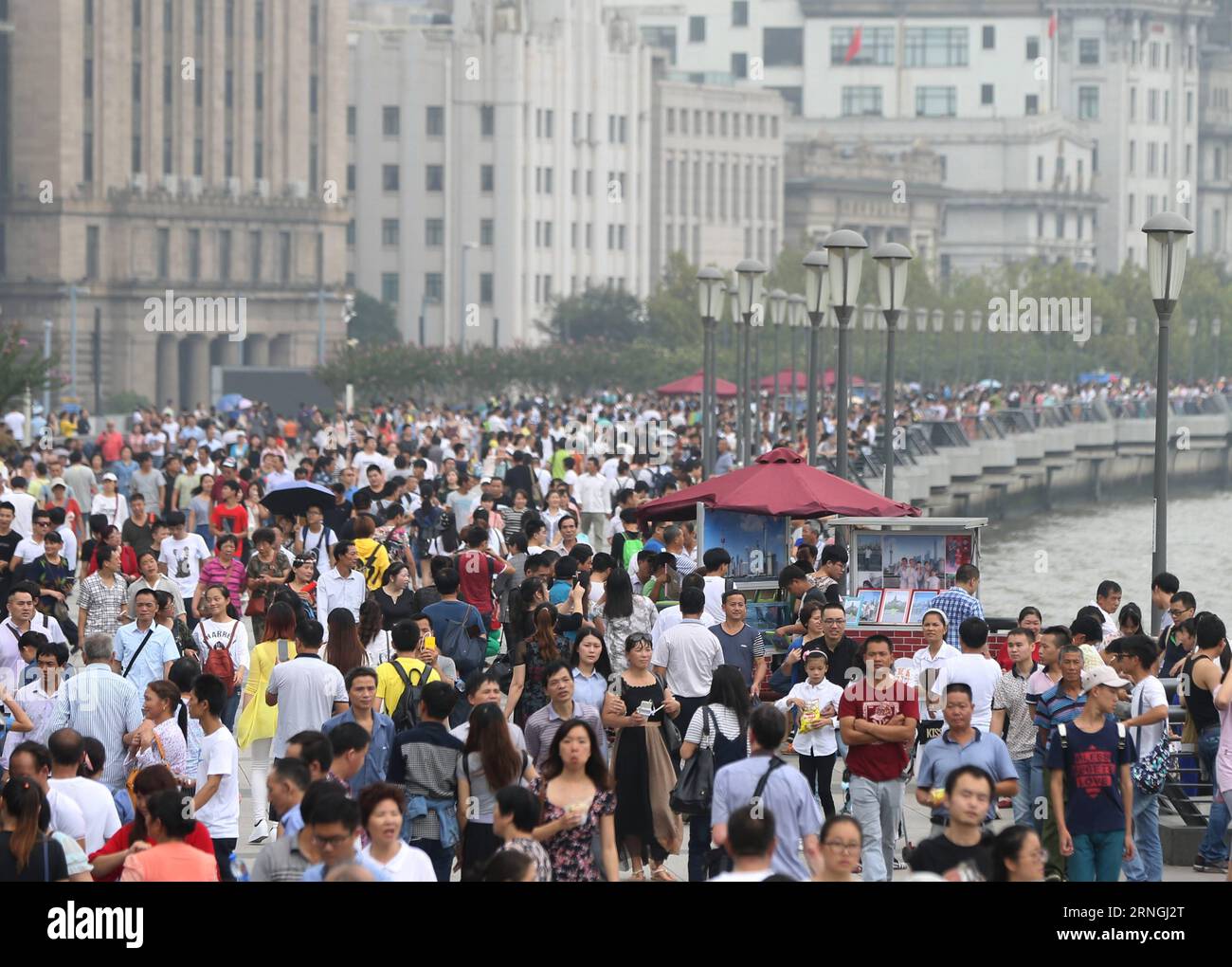 (161001) -- SHANGHAI, Oct. 1, 2016 -- Tourists walk along the Bund in ...