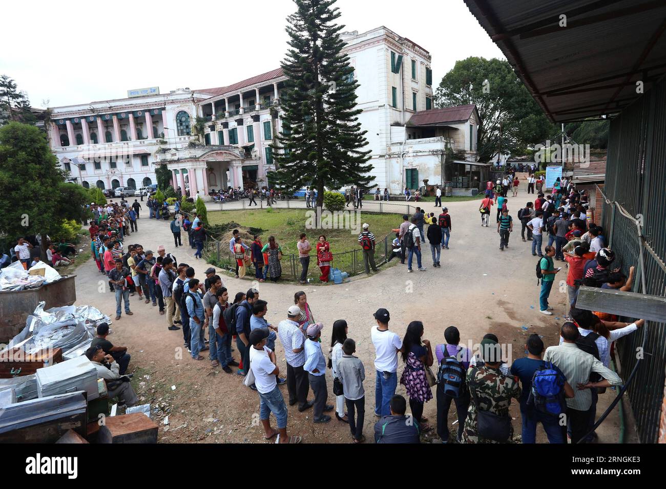 (161003) -- KATHMANDU, Oct. 3, 2016 -- Nepalese people queue to ...