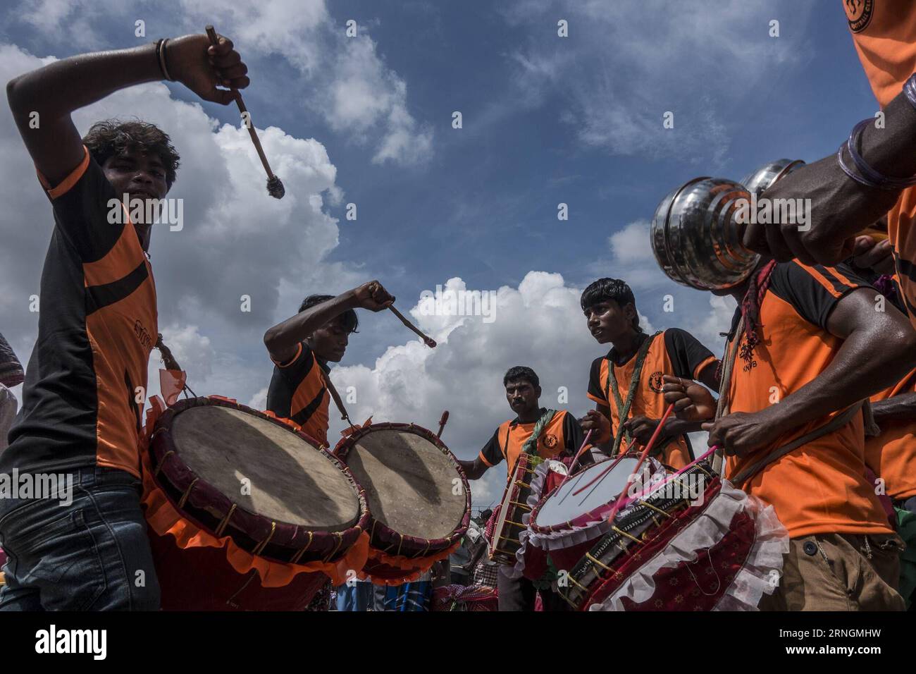 (161006) -- KOLKATA, Oct. 6, 2016 -- Indian traditional drummers ...