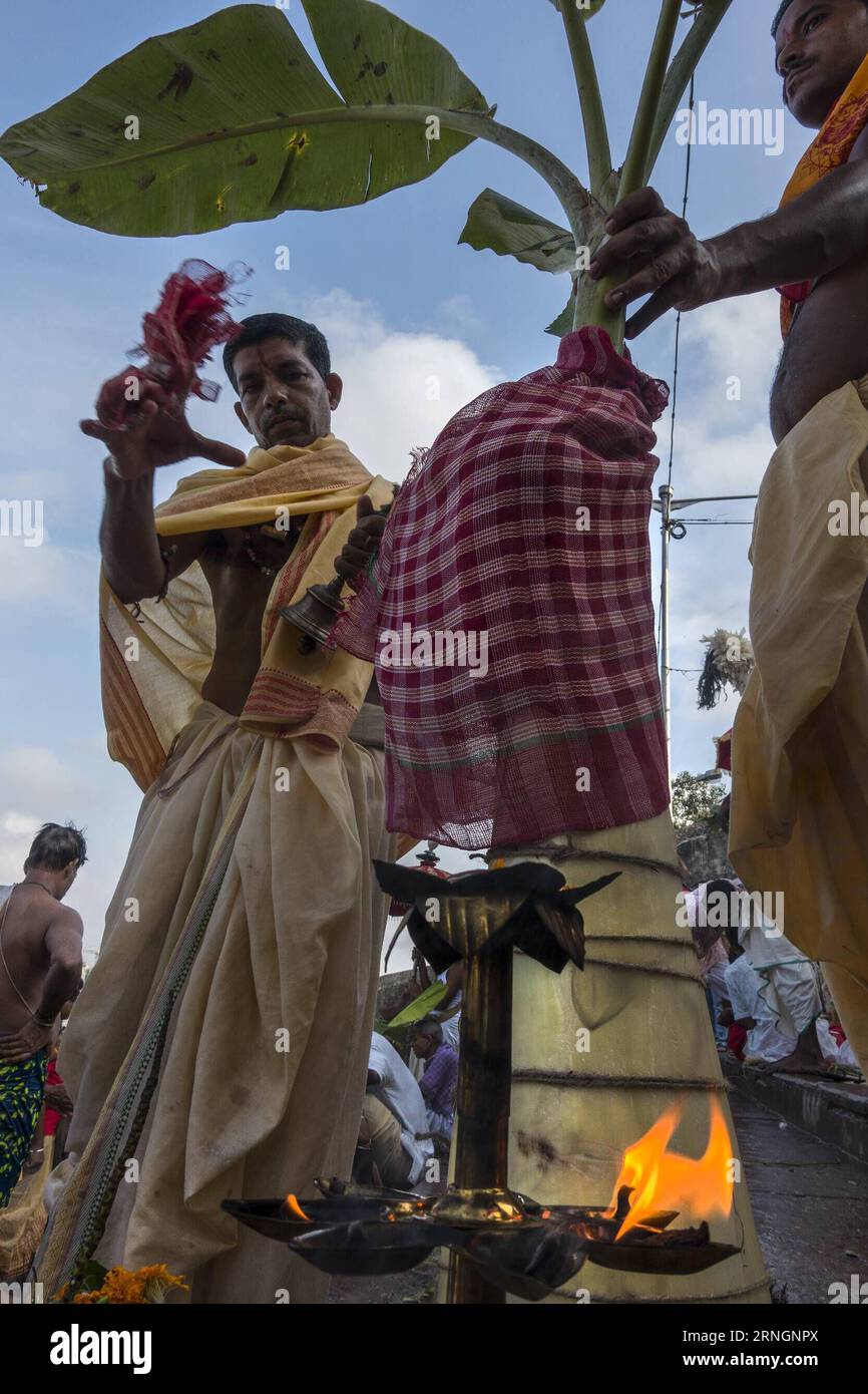 (161008) -- KOLKATA, Oct. 8, 2016 -- Indian Hindu devotees perform ...