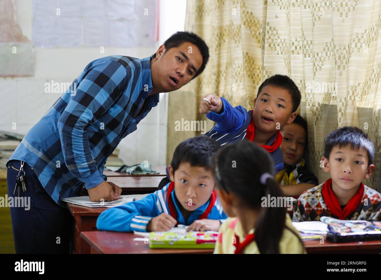 Rural students on computer hi-res stock photography and images - Alamy