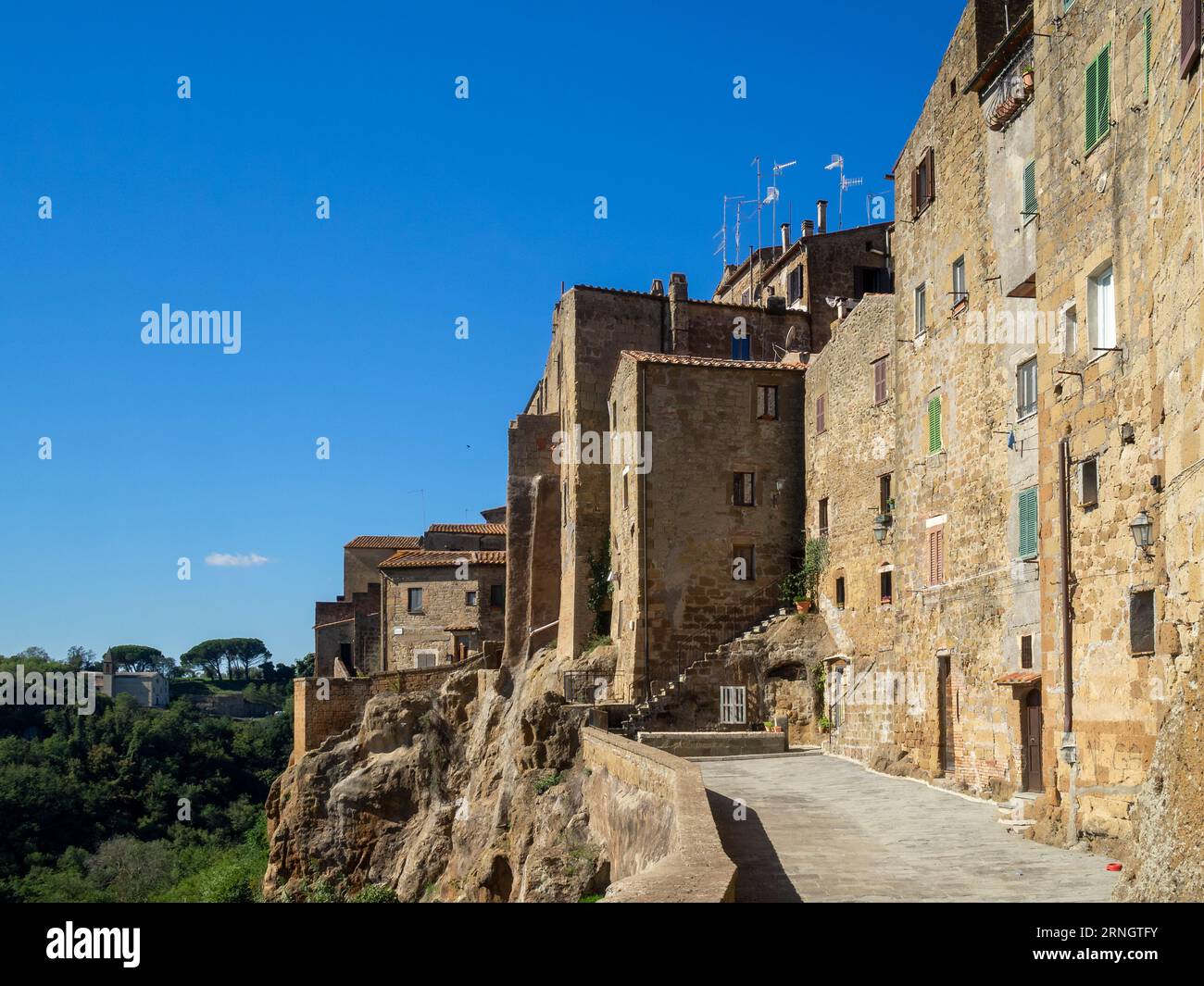 Pitigliano stone buildings atop the rock cliff Stock Photo - Alamy
