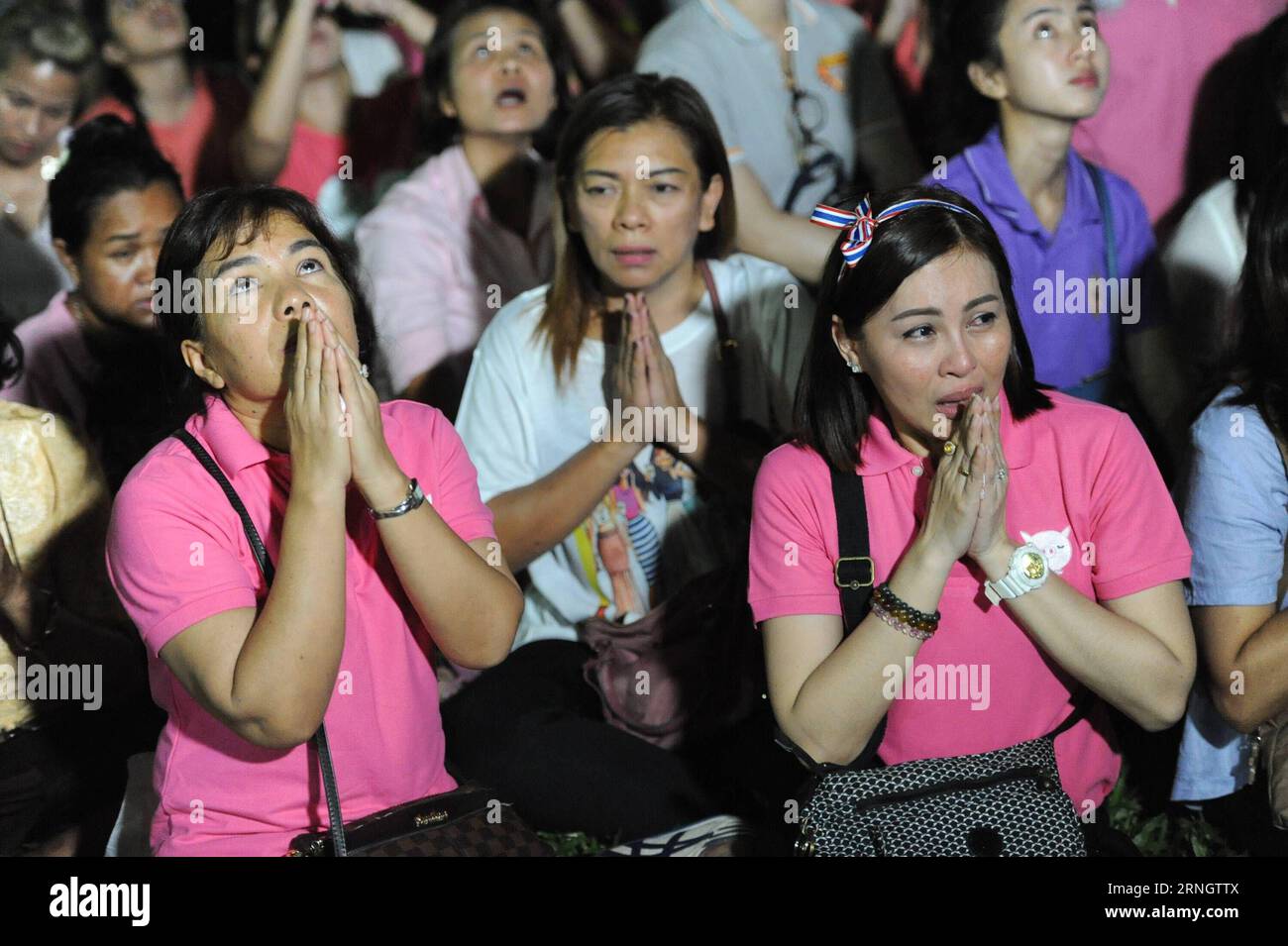 (161013) -- BANGKOK, Oct. 13, 2016 -- People mourn for the death of ...
