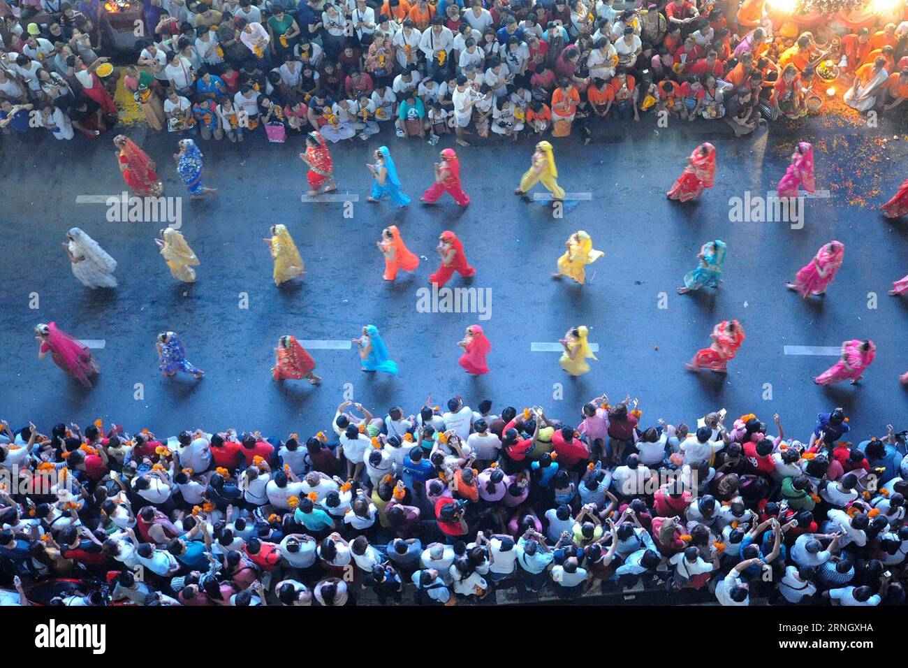(161016) -- BEIJING, Oct. 16, 2016 -- Dancers dressed in Hindu-style ...