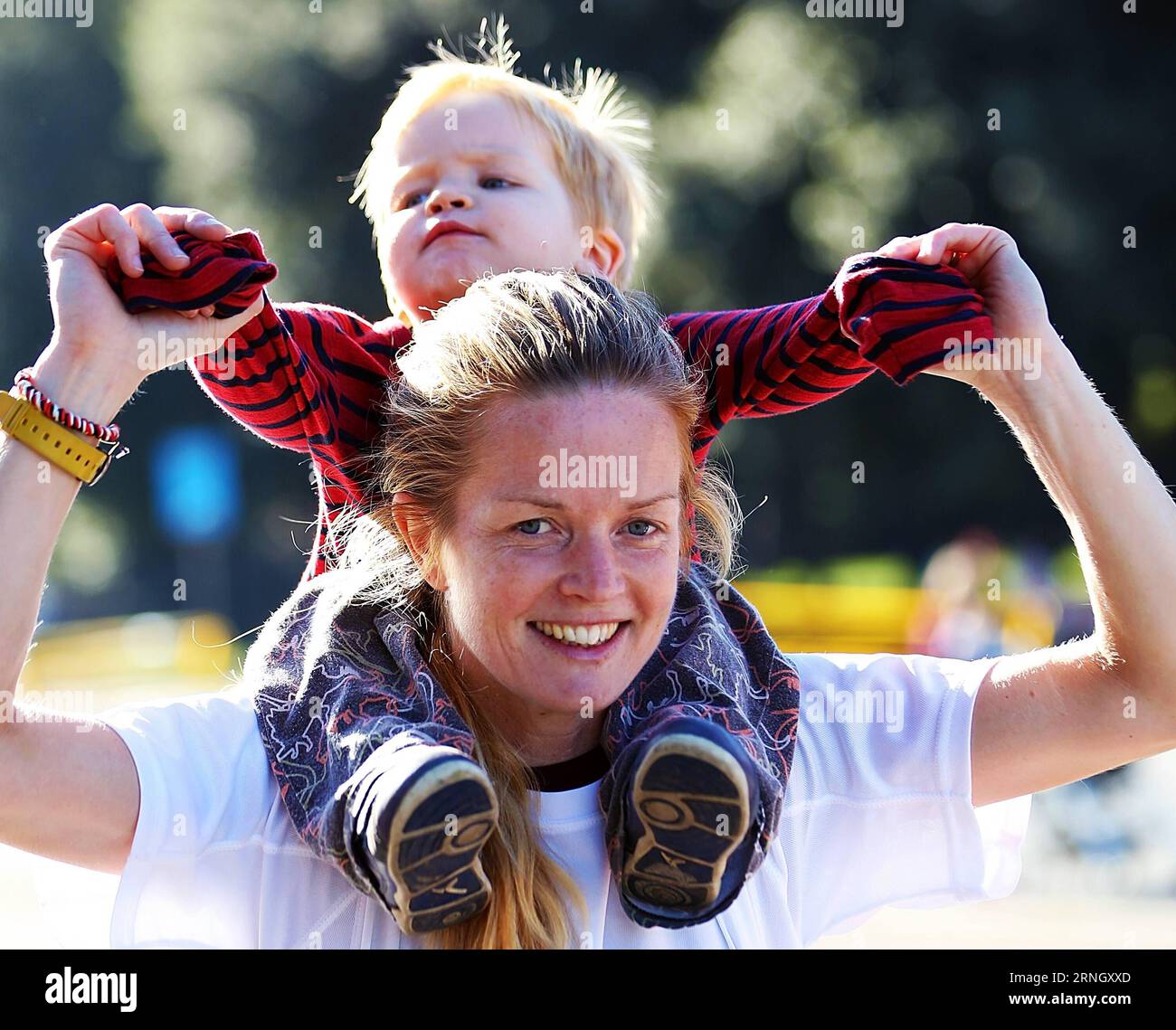 (161016) -- ROME, Oct. 16, 2016 -- A mother runs with her child on her ...