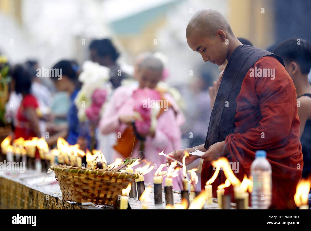 (161016) -- YANGON, Oct. 16, 2016 -- A Buddhist monk lights a candle at ...