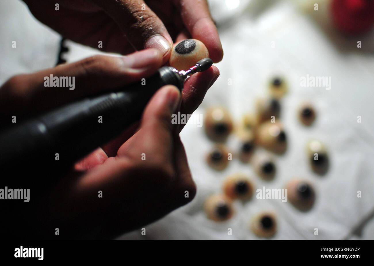 Prosthetic eye hi-res stock photography and images - Alamy