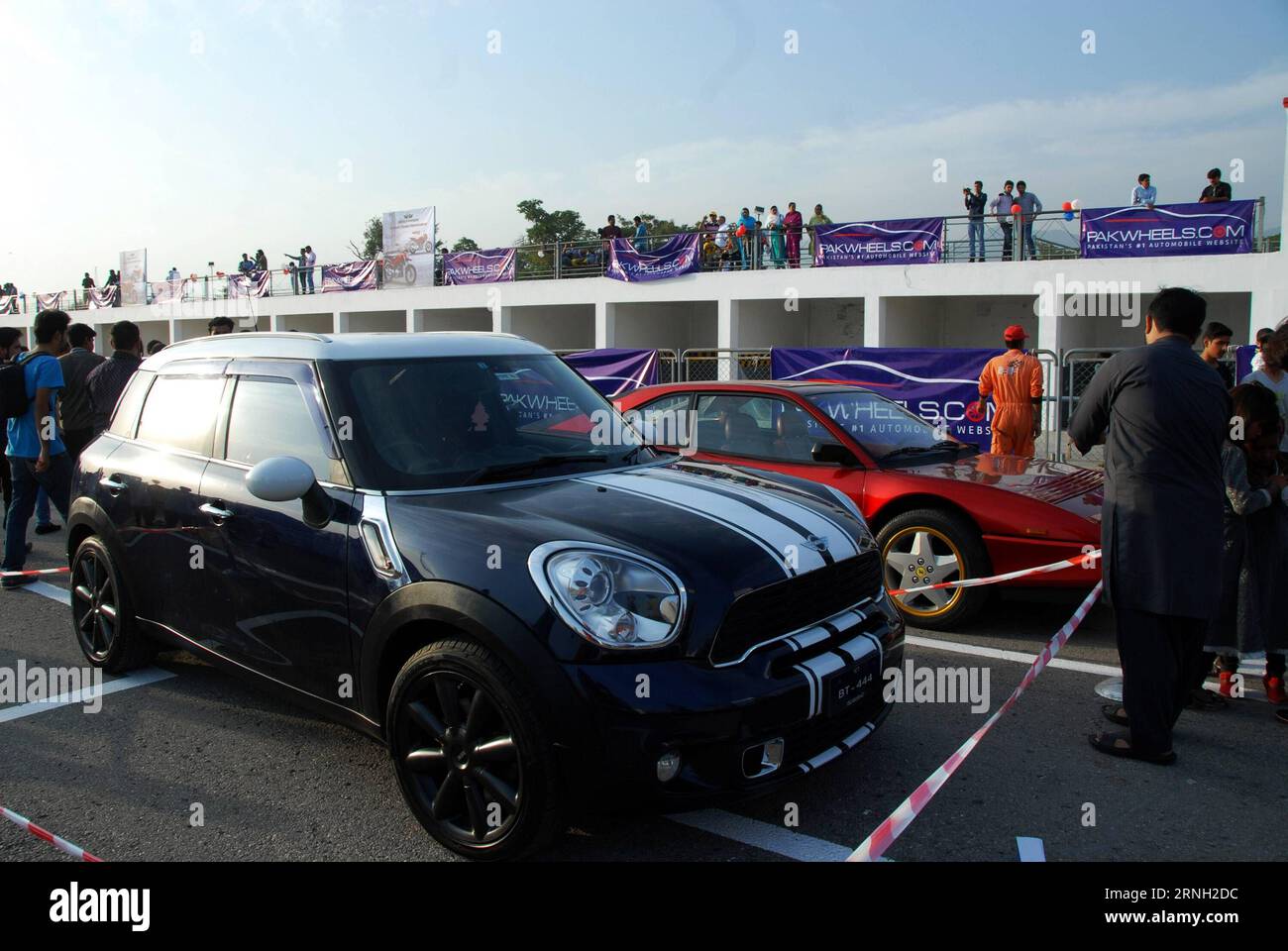 (161023) -- ISLAMABAD, Oct. 23, 2016 -- People visit a car show in ...