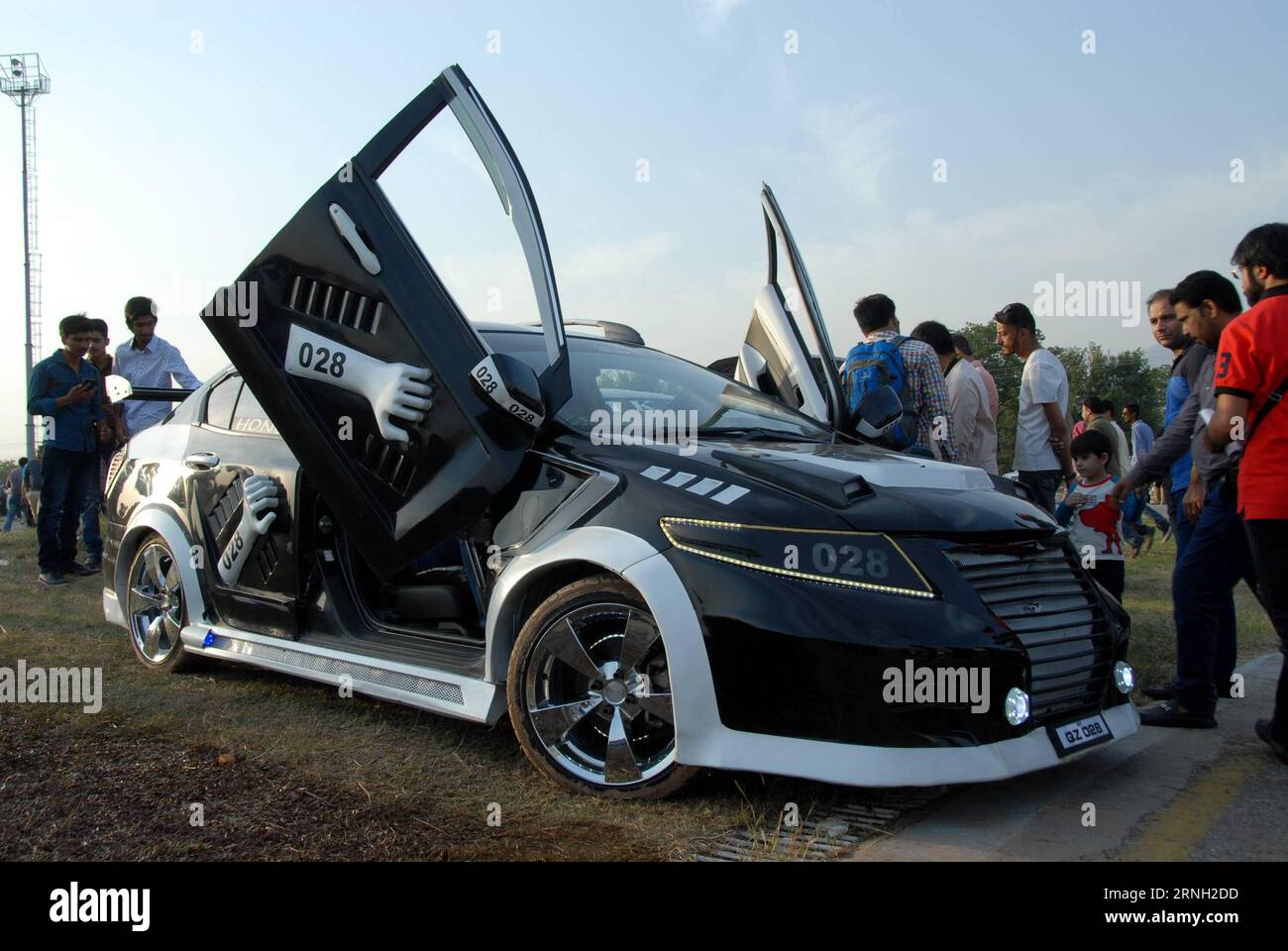 (161023) -- ISLAMABAD, Oct. 23, 2016 -- People visit a car show in ...