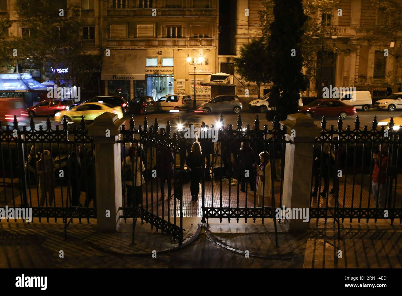 Reporters outside supreme court hi-res stock photography and images - Alamy