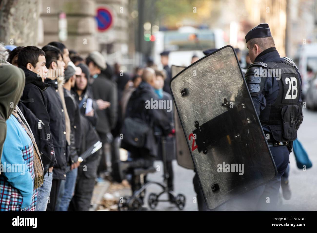 (161031) -- PARIS, Oct. 31, 2016 -- A policeman restrains migrants ...