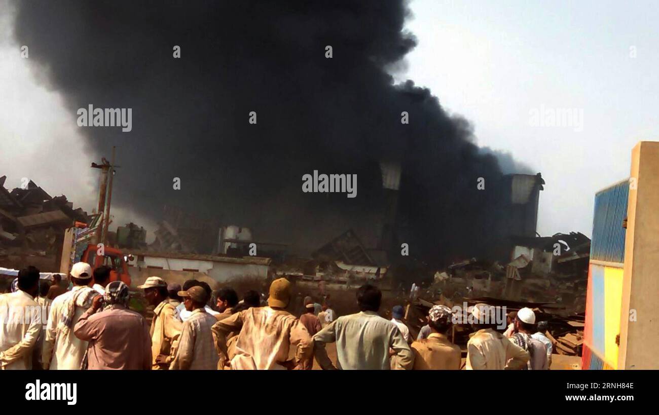 Shipbreaking pakistan hi-res stock photography and images - Alamy