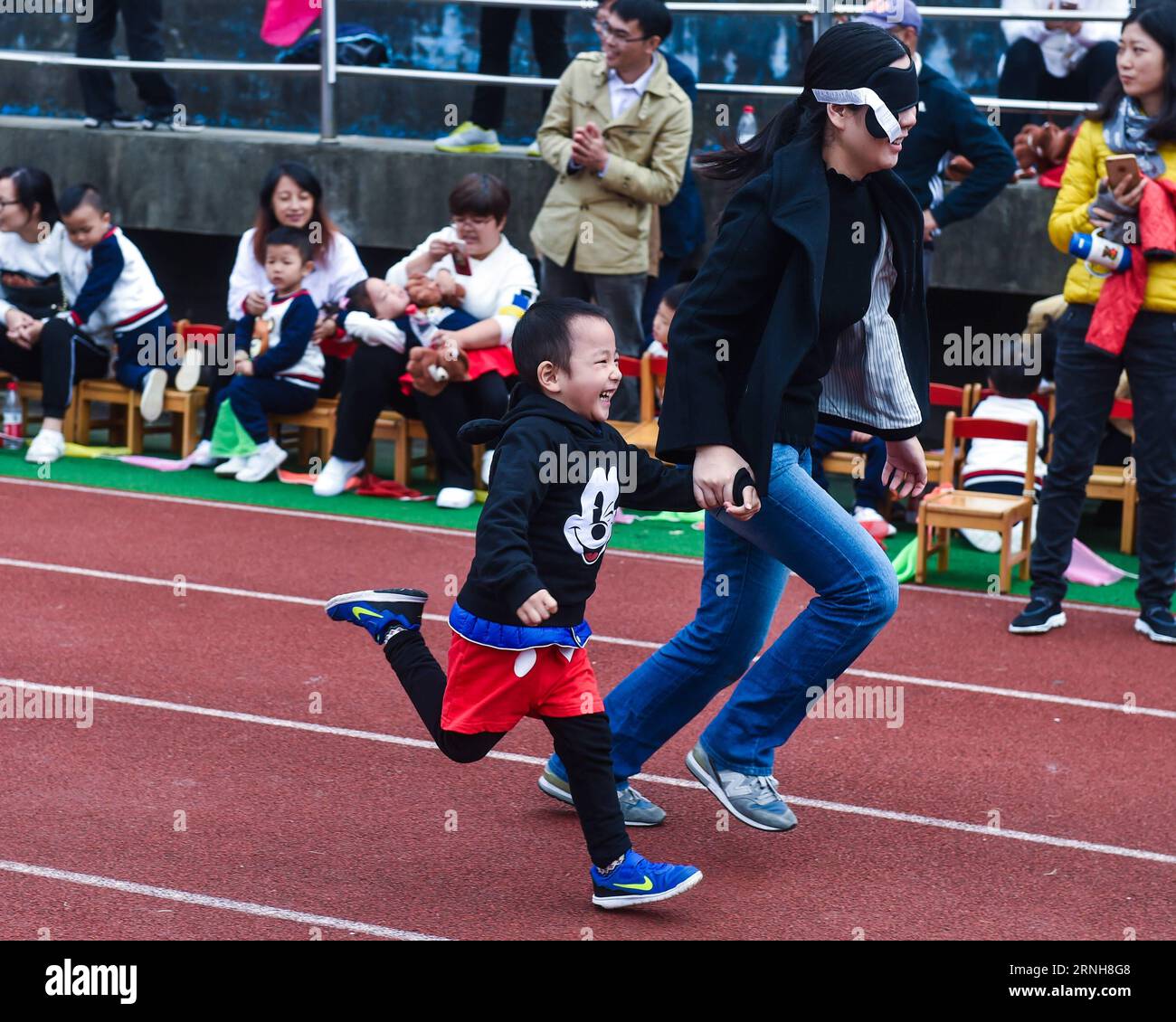 Sports day parents race hi-res stock photography and images - Alamy