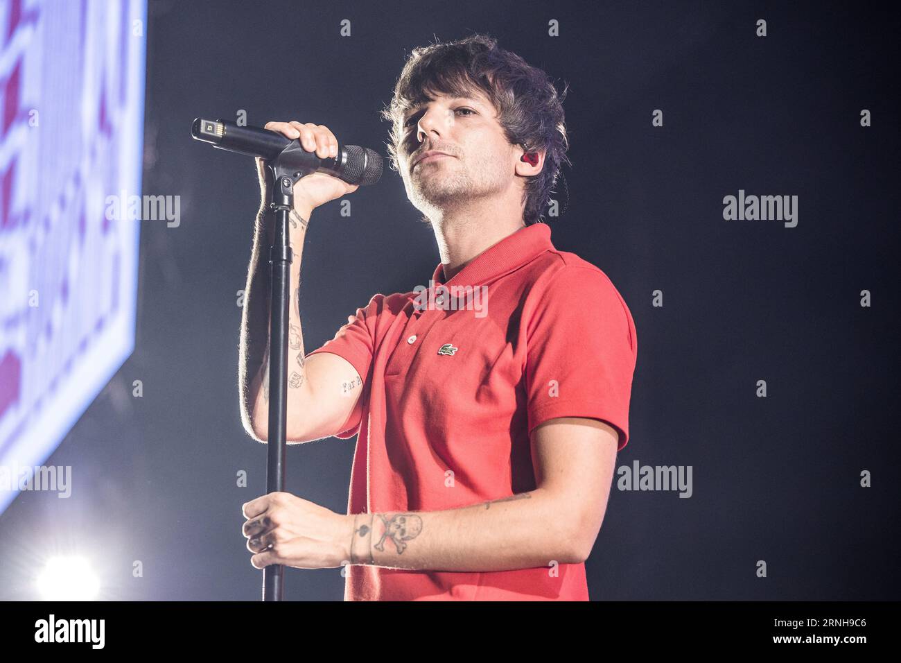 Louis tomlinson ‘one direction hi-res stock photography and images - Alamy