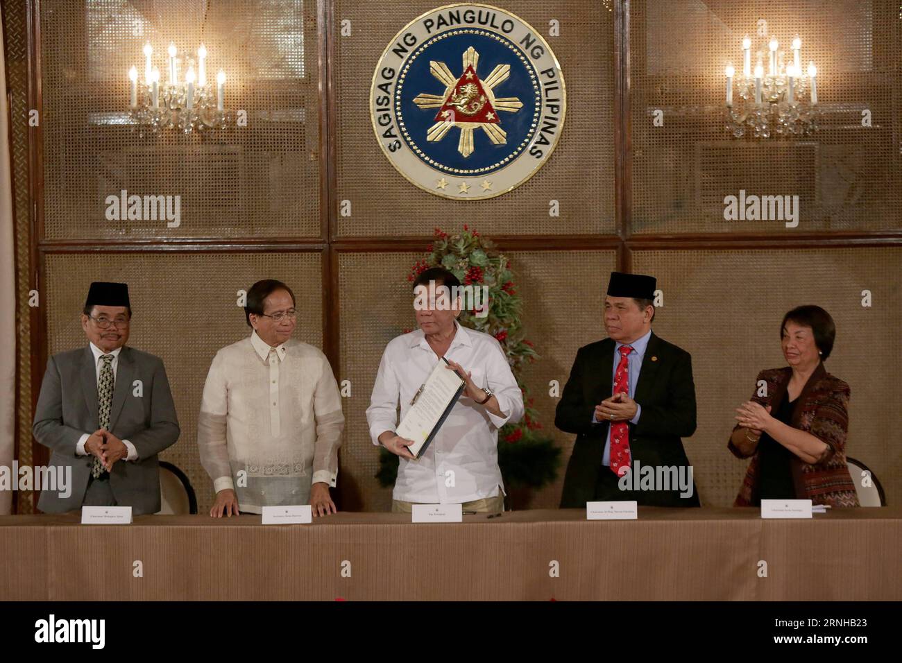 (161107) -- MANILA, Nov. 7, 2016 -- Philippine President Rodrigo ...