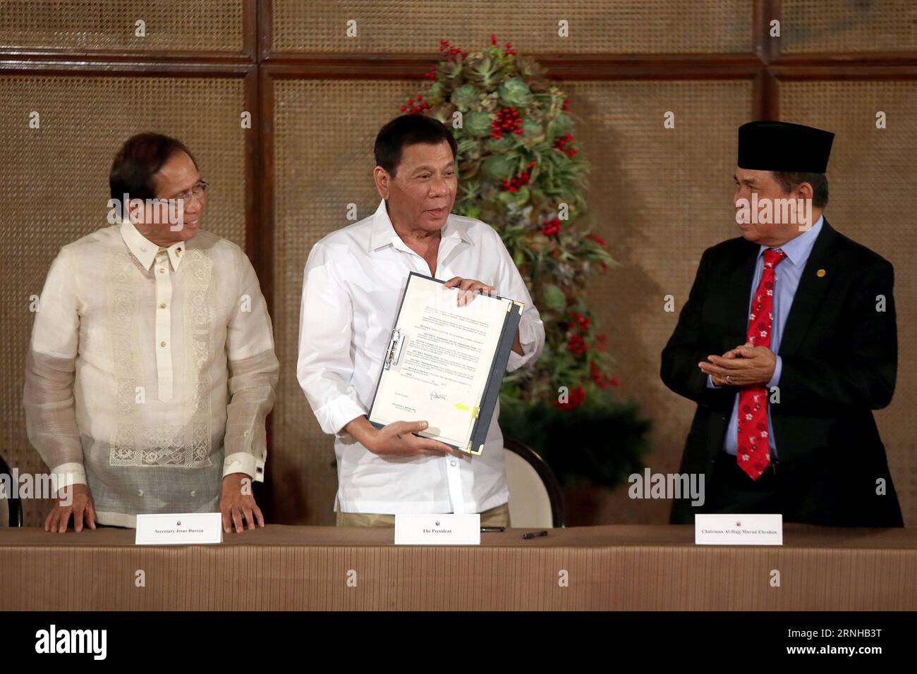 (161107) -- MANILA, Nov. 7, 2016 -- Philippine President Rodrigo ...