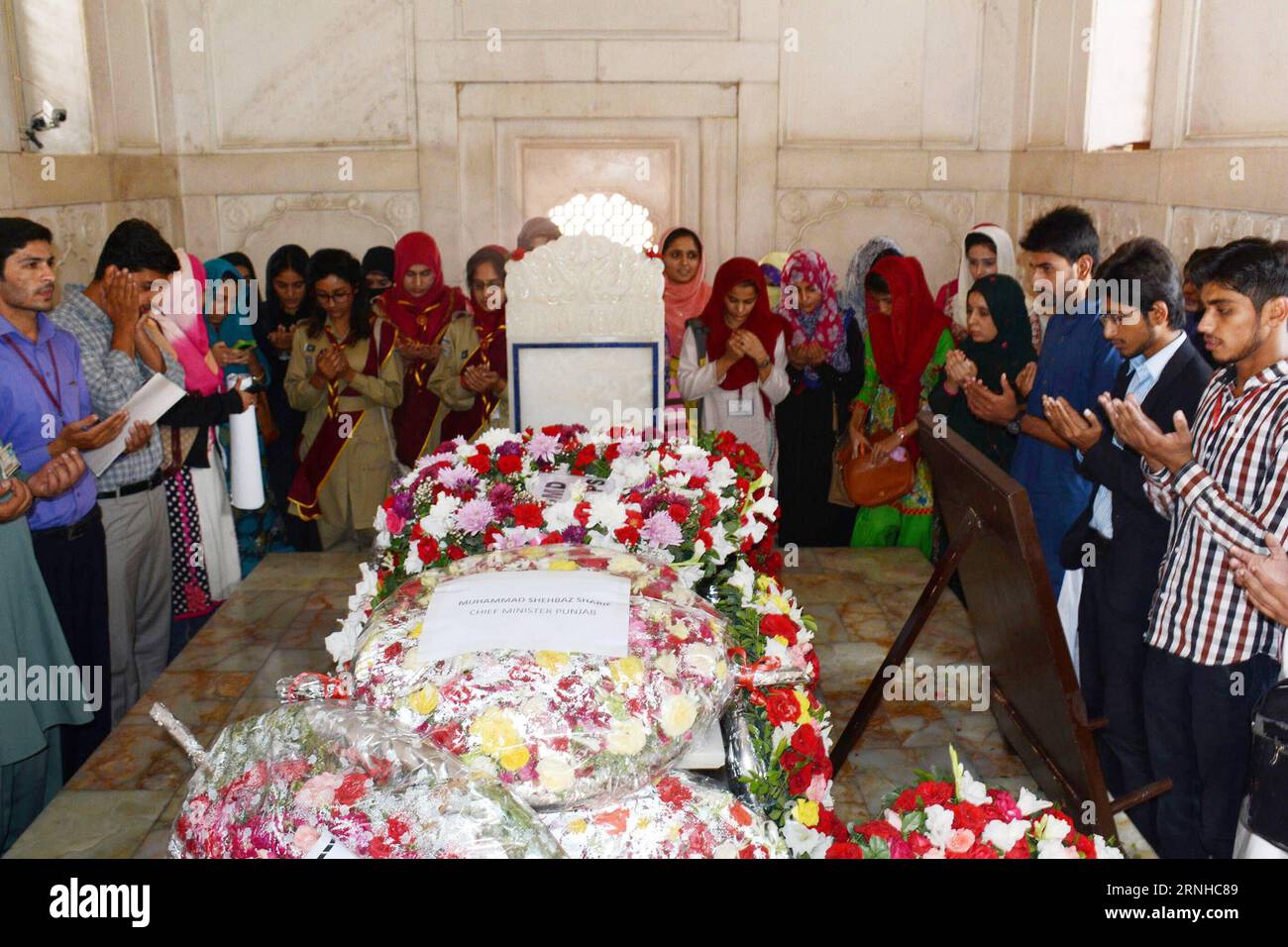 (161109) -- LAHORE, Nov. 9, 2016 -- Pakistani people pray during a ...