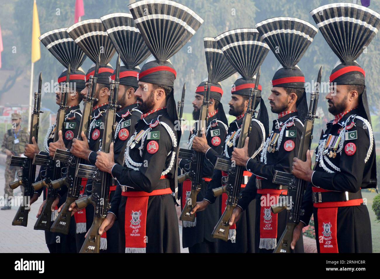 (161109) -- LAHORE, Nov. 9, 2016 -- Pakistani soldiers attend a ...