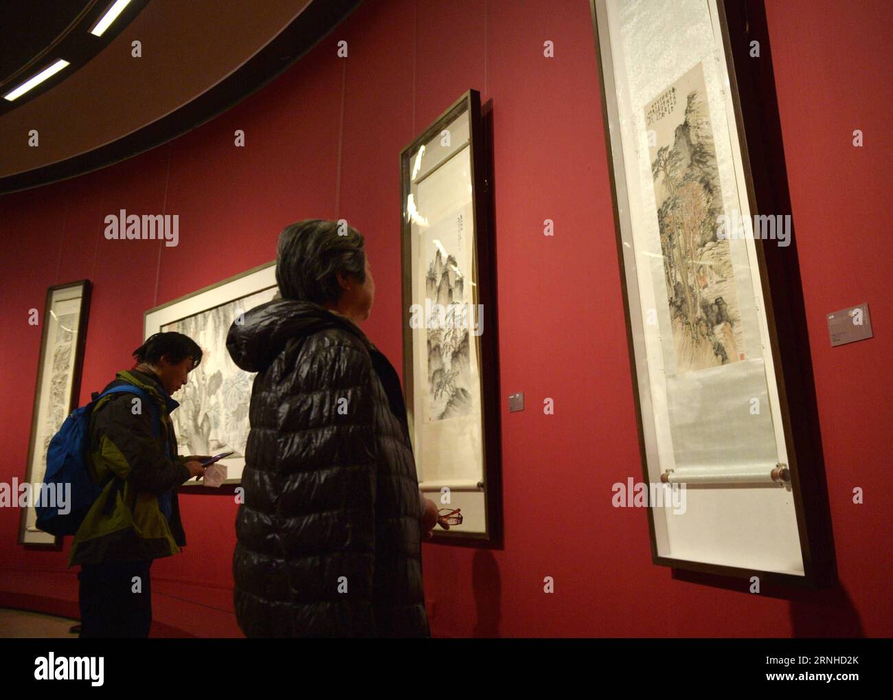 (161111) -- BEIJING, Nov. 11, 2016 -- Visitors view the art works ...