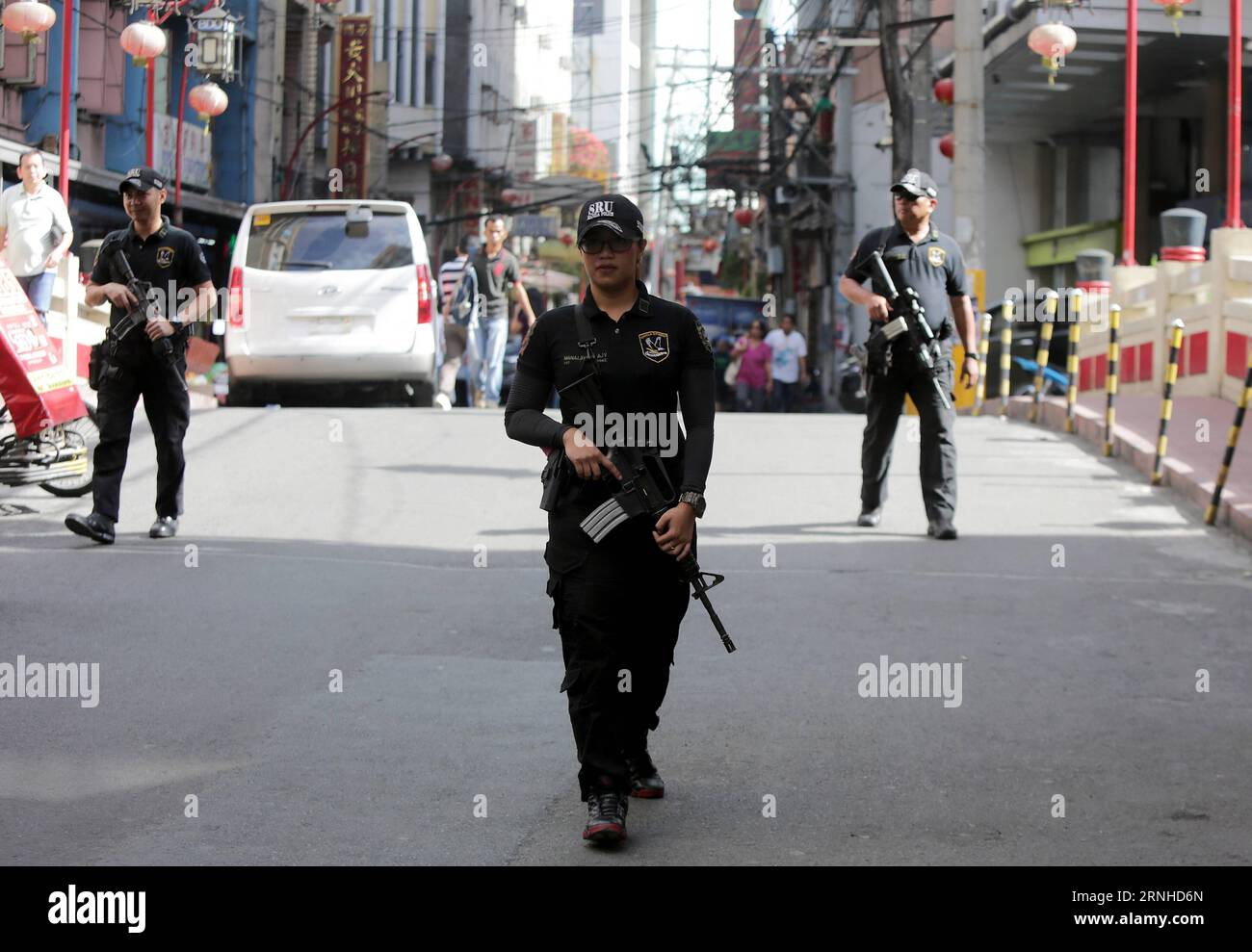 (161111) -- MANILA, Nov. 11, 2016 -- Members of the Philippine National ...