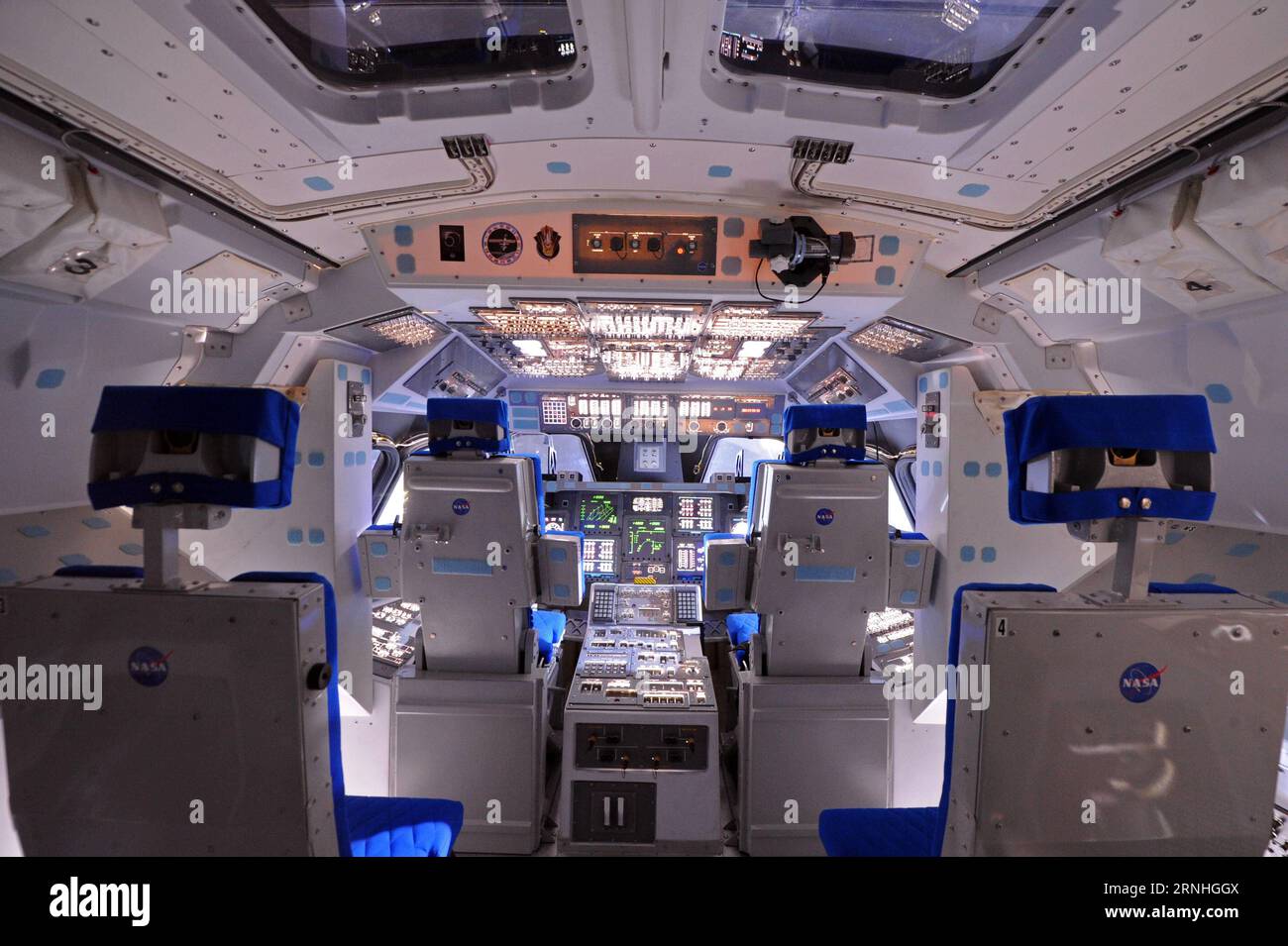 Space shuttle atlantis cockpit hi-res stock photography and images - Alamy
