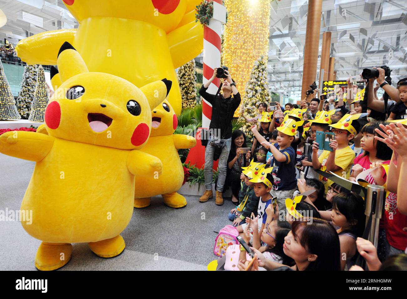 (161118) -- SINGAPORE, Nov. 18, 2016 -- A group of Pikachus dance for ...