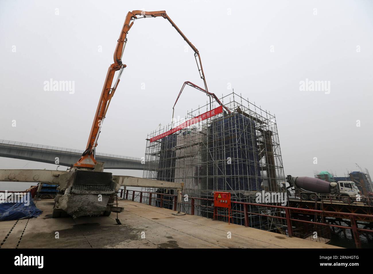 Pouring concrete bridge pier hi-res stock photography and images - Alamy