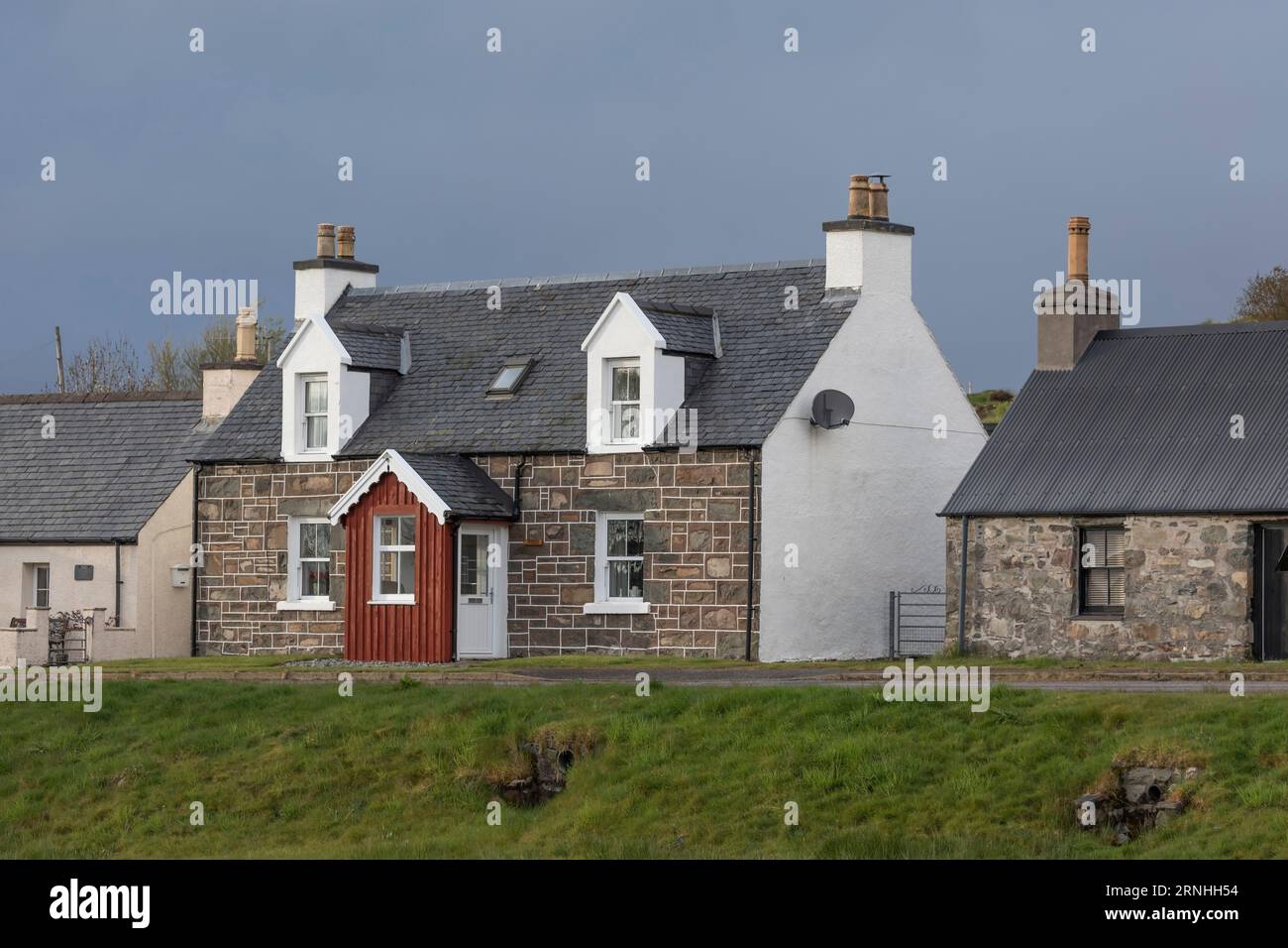 Scottish croft house cottage blue sky hi-res stock photography and ...