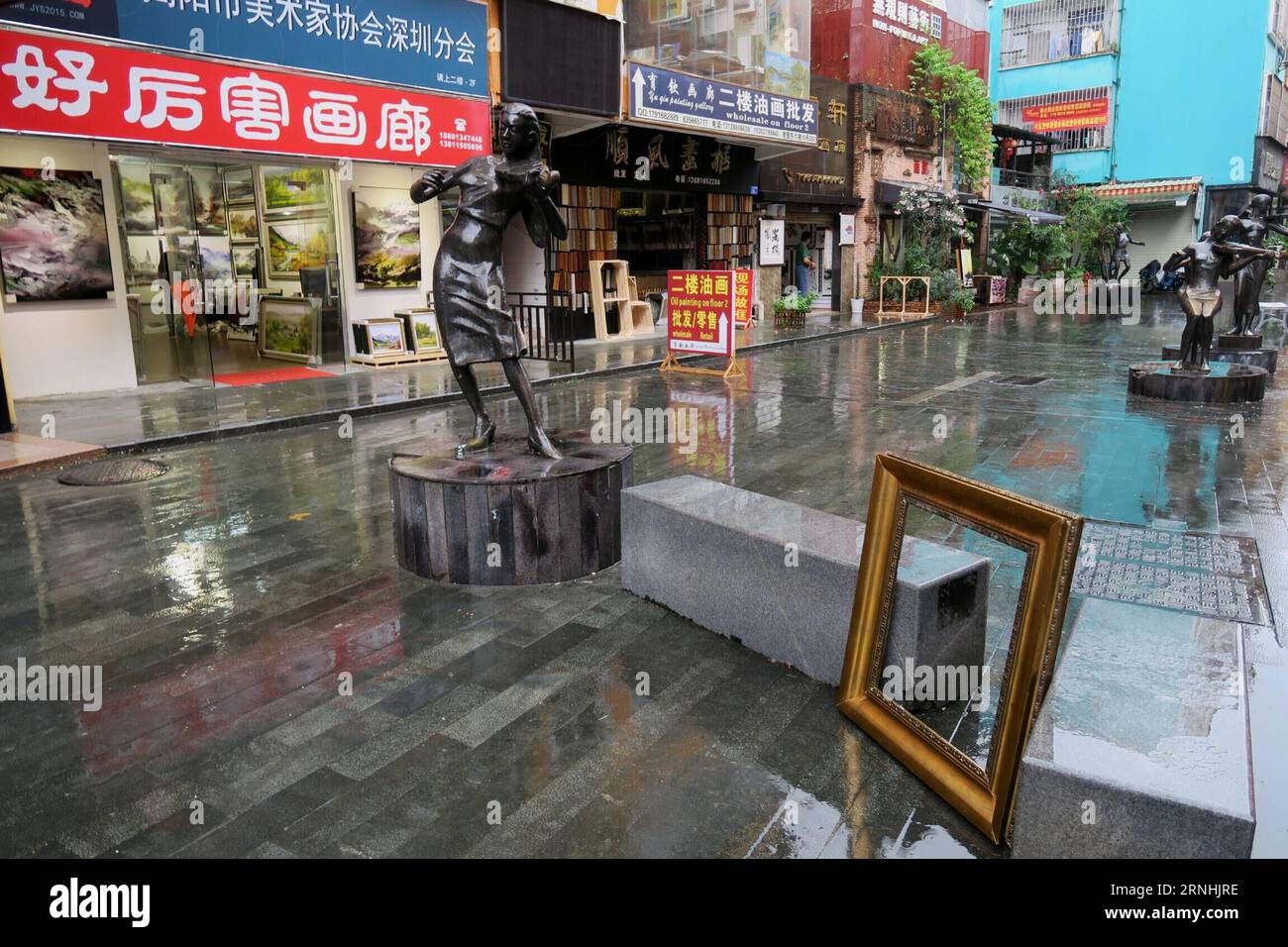 (161124) -- SHENZHEN, Nov. 23, 2016 -- Galleries line the main street ...