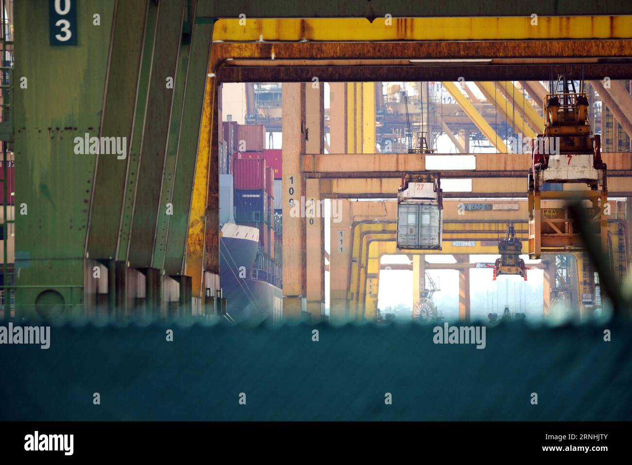 Non container ships loading hi-res stock photography and images - Alamy