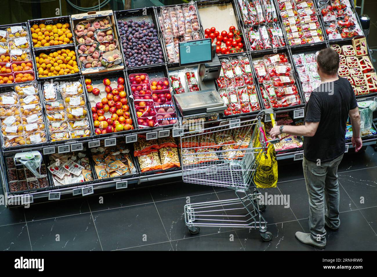 Fruit vegetable section in supermarket hi-res stock photography and ...