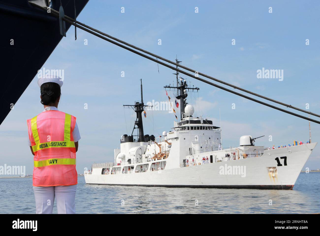 (161209) -- MANILA, Dec. 9, 2016 -- A member of the Philippine Navy ...