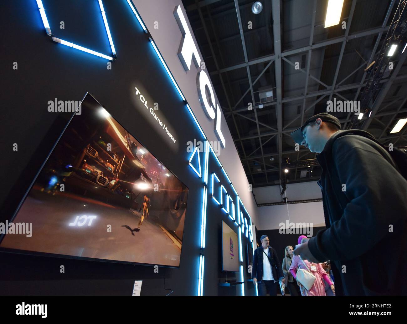 Electronic fairs hi-res stock photography and images - Alamy