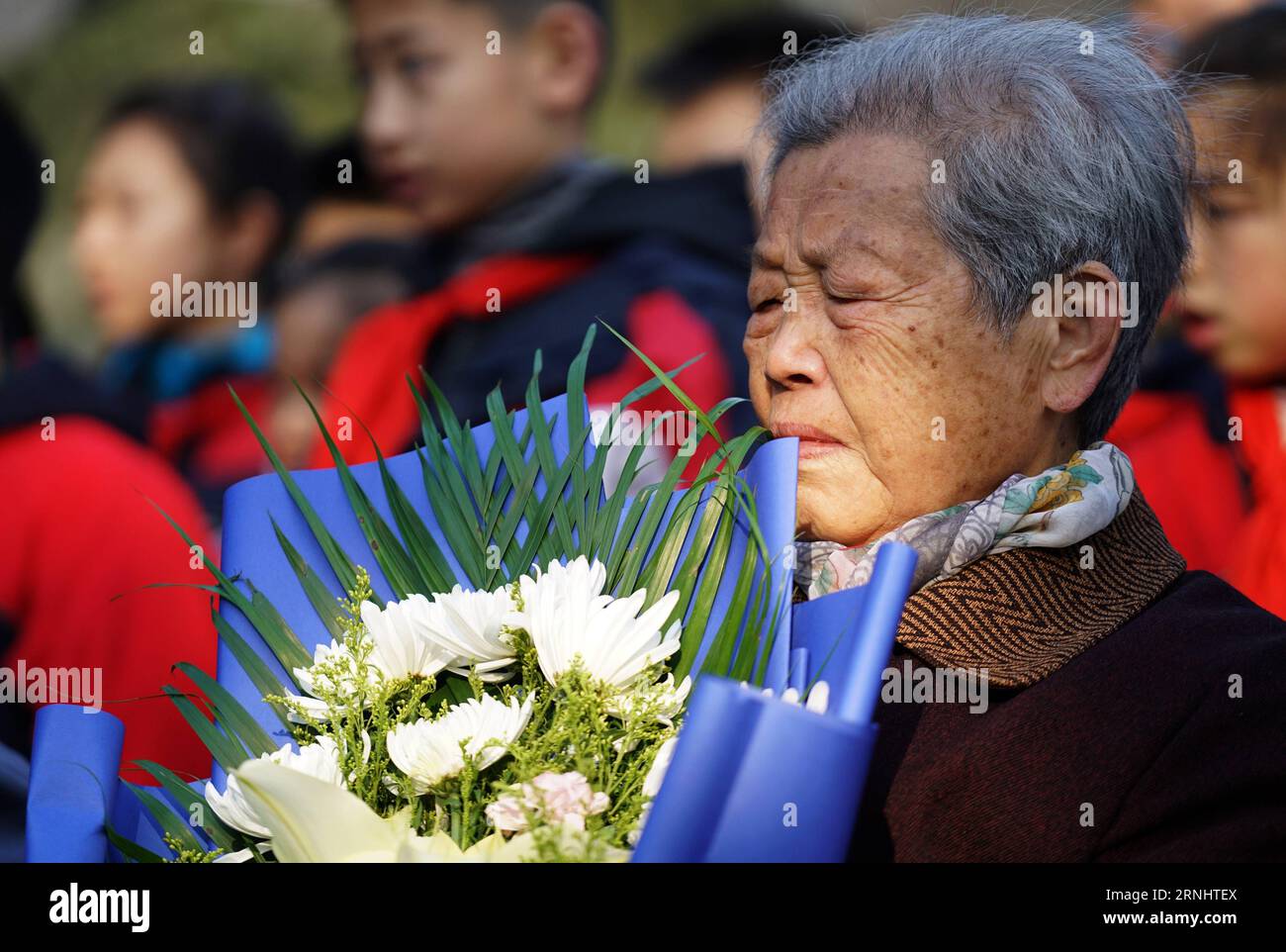 (161209) -- NANJING, Dec. 9, 2016 -- Ai Yijing, a survivor of the ...