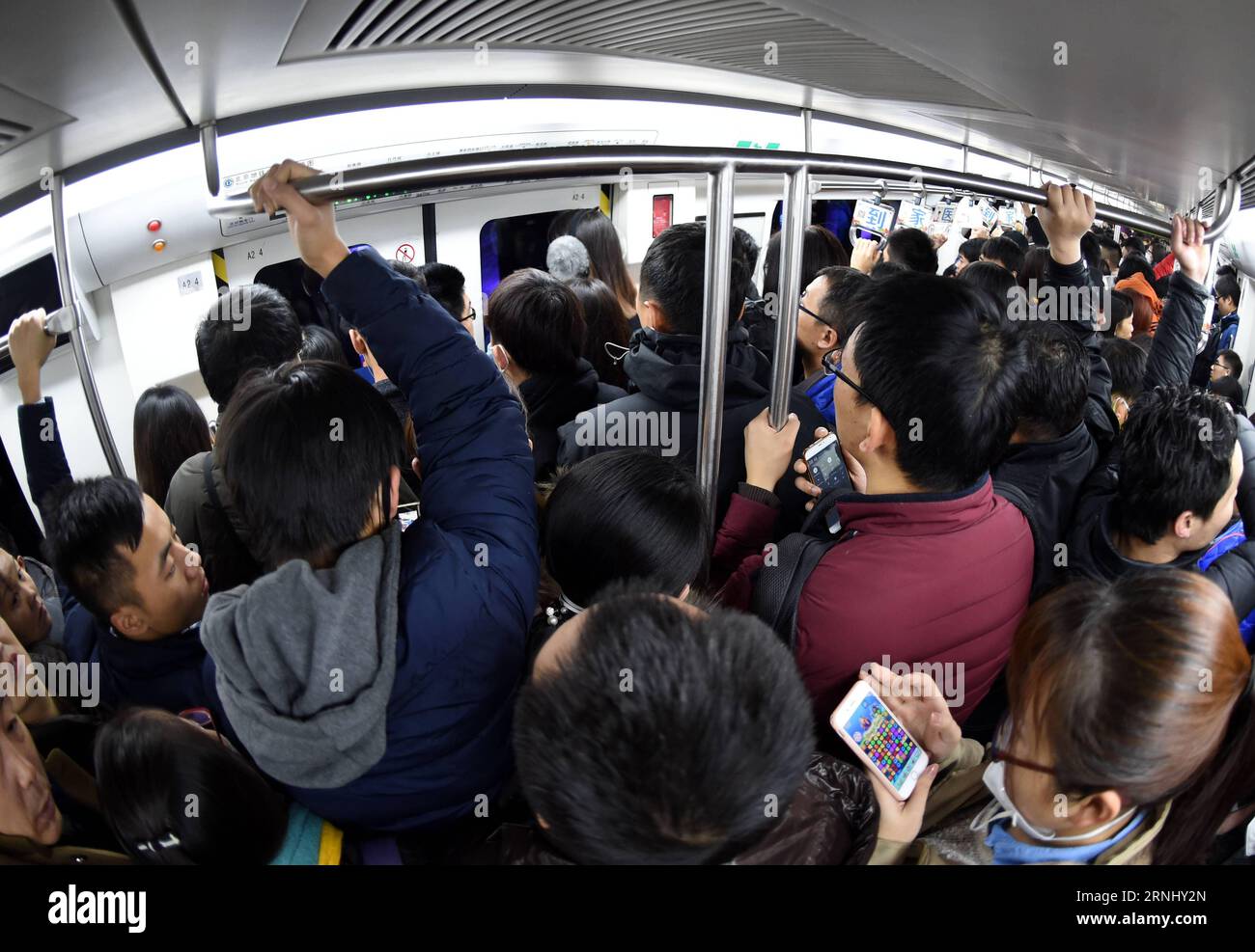 (161219) -- BEIJING, Dec. 19, 2016 -- Crowded passengers are seen in a ...